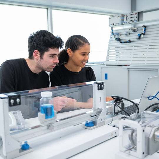 Stepper and servo motor control technology: New training packages